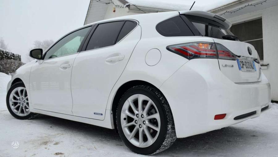 White Lexus CT 200h 2013 in Kaunas, with an engine capacity of 1.80 L and mileage of 270 thousand km for 8999 €, photo 8 on AUTOMOTO.COM.LV