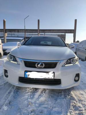White Lexus CT 200h 2013 in Utena, with an engine capacity of 1.80 L and mileage of 280 thousand km for 6900 €, photo 4 on AUTOMOTO.COM.LV