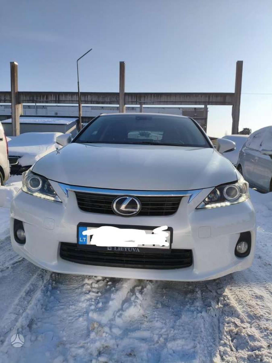 White Lexus CT 200h 2013 in Utena, with an engine capacity of 1.80 L and mileage of 280 thousand km for 6900 €, photo 4 on AUTOMOTO.COM.LV