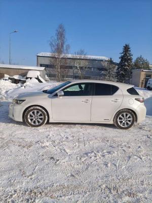 White Lexus CT 200h 2013 in Utena, with an engine capacity of 1.80 L and mileage of 280 thousand km for 6900 €, photo 5 on AUTOMOTO.COM.LV