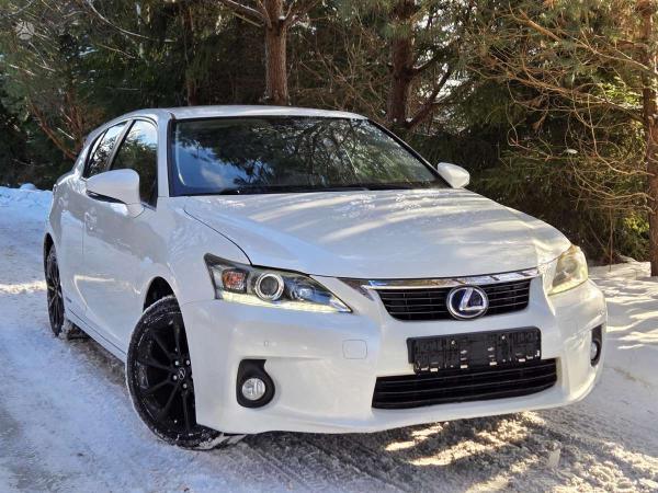 White Lexus CT 200h 2013 in Kaunas, with an engine capacity of 1.80 L and mileage of 256 thousand km for 8250 €, photo 10 on AUTOMOTO.COM.LV