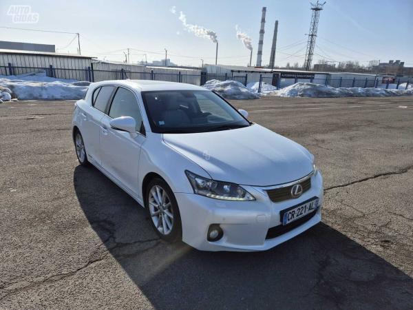 Balts Lexus CT 200h 2013 Panevēža, ar dzinēja tilpumu 1.80 L un nobraukumu 253 tūkst. km par 8400 €, foto 1 vietnē AUTOMOTO.COM.LV
