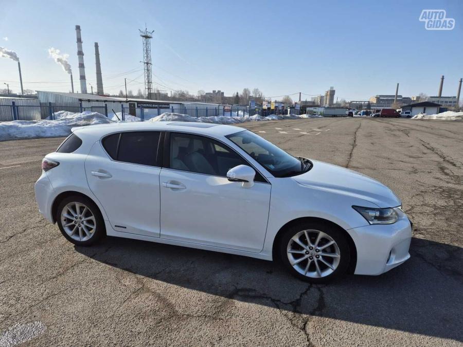 White Lexus CT 200h 2013 in Panevezys, with an engine capacity of 1.80 L and mileage of 253 thousand km for 8400 €, photo 4 on AUTOMOTO.COM.LV