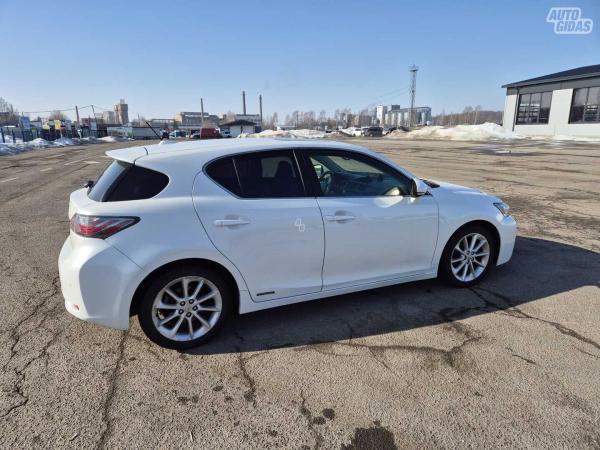 Balts Lexus CT 200h 2013 Panevēža, ar dzinēja tilpumu 1.80 L un nobraukumu 253 tūkst. km par 8400 €, foto 5 vietnē AUTOMOTO.COM.LV