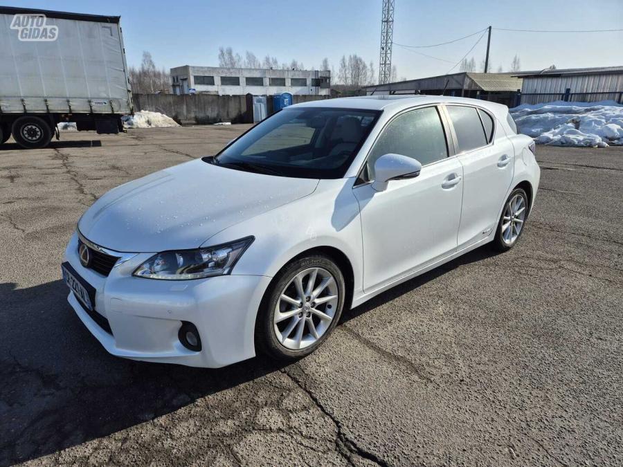 White Lexus CT 200h 2013 in Panevezys, with an engine capacity of 1.80 L and mileage of 253 thousand km for 8400 €, photo 7 on AUTOMOTO.COM.LV