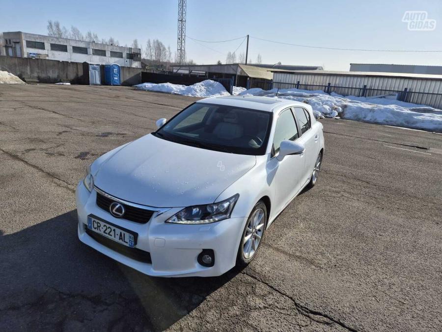 White Lexus CT 200h 2013 in Panevezys, with an engine capacity of 1.80 L and mileage of 253 thousand km for 8400 €, photo 13 on AUTOMOTO.COM.LV