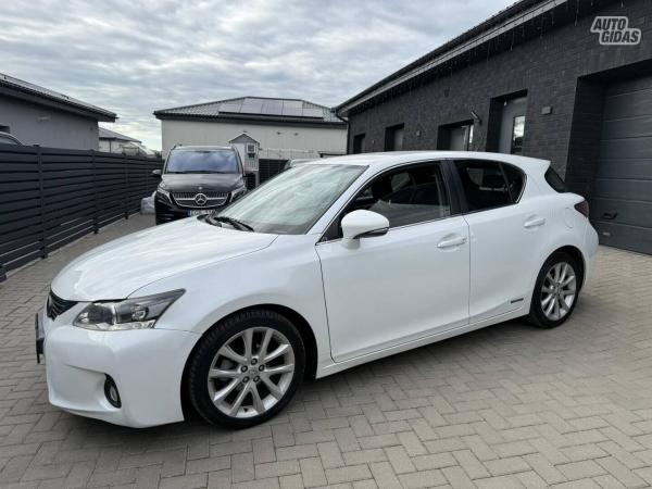 White Lexus CT 200h 2013 in Kaunas, with an engine capacity of 1.80 L and mileage of 266 thousand km for 7300 €, photo 1 on AUTOMOTO.COM.LV