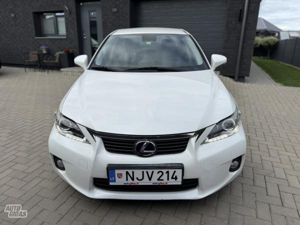 White Lexus CT 200h 2013 in Kaunas, with an engine capacity of 1.80 L and mileage of 266 thousand km for 7300 €, photo 2 on AUTOMOTO.COM.LV