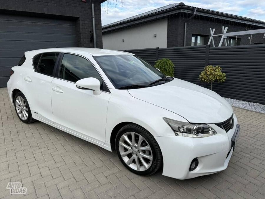 White Lexus CT 200h 2013 in Kaunas, with an engine capacity of 1.80 L and mileage of 266 thousand km for 7300 €, photo 4 on AUTOMOTO.COM.LV