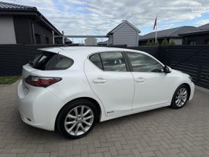 White Lexus CT 200h 2013 in Kaunas, with an engine capacity of 1.80 L and mileage of 266 thousand km for 7300 €, photo 5 on AUTOMOTO.COM.LV