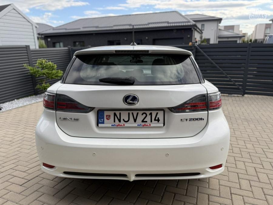 White Lexus CT 200h 2013 in Kaunas, with an engine capacity of 1.80 L and mileage of 266 thousand km for 7300 €, photo 6 on AUTOMOTO.COM.LV