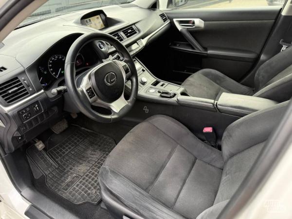 White Lexus CT 200h 2013 in Kaunas, with an engine capacity of 1.80 L and mileage of 266 thousand km for 7300 €, photo 8 on AUTOMOTO.COM.LV