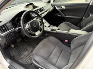 White Lexus CT 200h 2013 in Kaunas, with an engine capacity of 1.80 L and mileage of 266 thousand km for 7300 €, photo 9 on AUTOMOTO.COM.LV