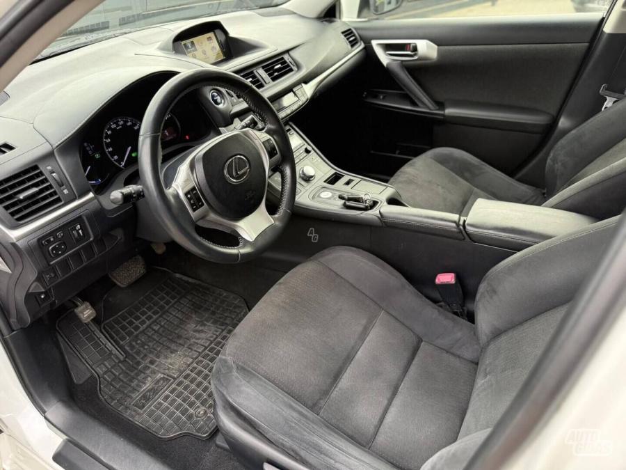 White Lexus CT 200h 2013 in Kaunas, with an engine capacity of 1.80 L and mileage of 266 thousand km for 7300 €, photo 9 on AUTOMOTO.COM.LV
