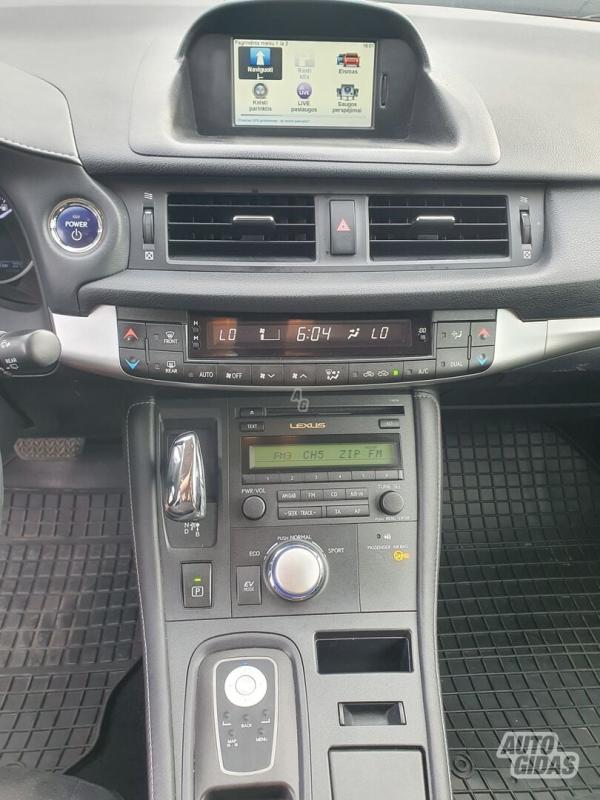 White Lexus CT 200h 2013 in Kaunas, with an engine capacity of 1.80 L and mileage of 266 thousand km for 7300 €, photo 10 on AUTOMOTO.COM.LV