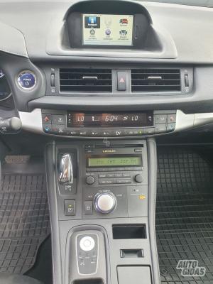 White Lexus CT 200h 2013 in Kaunas, with an engine capacity of 1.80 L and mileage of 266 thousand km for 7300 €, photo 11 on AUTOMOTO.COM.LV