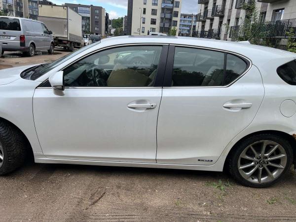 Balts Lexus CT 200h 2013 Viļņa, ar dzinēja tilpumu 1.80 L un nobraukumu 190 tūkst. km par 6500 €, foto 3 vietnē AUTOMOTO.COM.LV