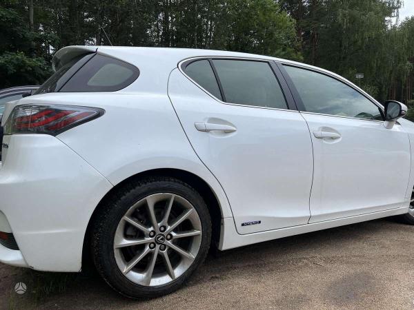 Balts Lexus CT 200h 2013 Viļņa, ar dzinēja tilpumu 1.80 L un nobraukumu 190 tūkst. km par 6500 €, foto 6 vietnē AUTOMOTO.COM.LV