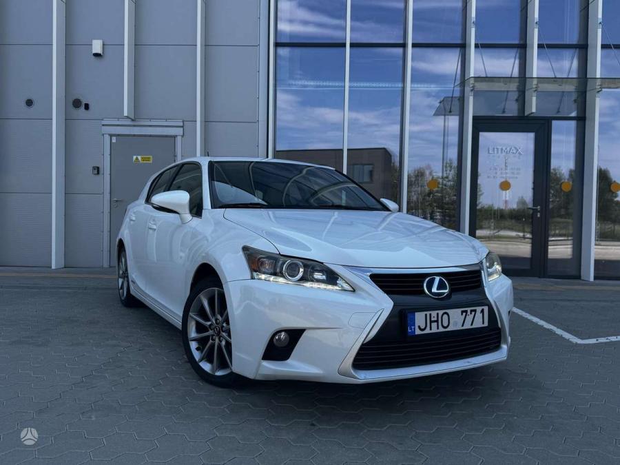 White Lexus CT 200h 2013 in Vilnius, with an engine capacity of 1.80 L and mileage of 190 thousand km for 7500 €, photo 1 on AUTOMOTO.COM.LV