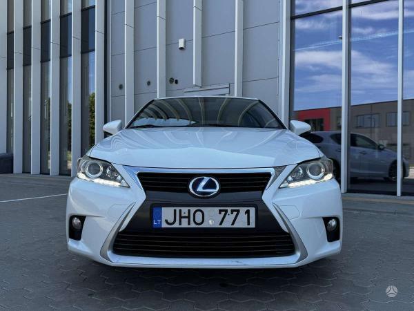 White Lexus CT 200h 2013 in Vilnius, with an engine capacity of 1.80 L and mileage of 190 thousand km for 7500 €, photo 2 on AUTOMOTO.COM.LV
