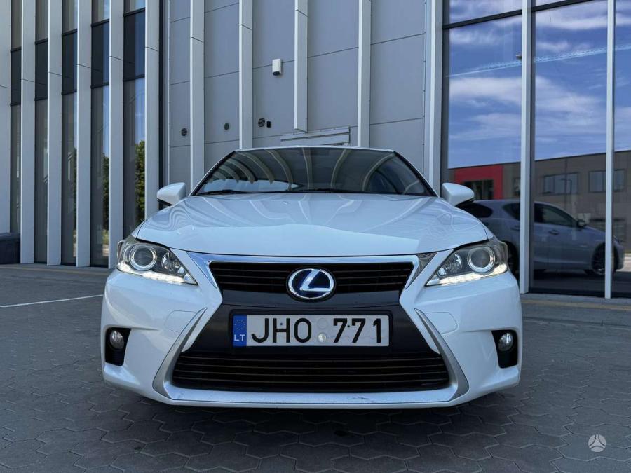 White Lexus CT 200h 2013 in Vilnius, with an engine capacity of 1.80 L and mileage of 190 thousand km for 7500 €, photo 3 on AUTOMOTO.COM.LV