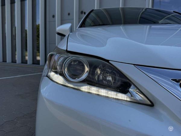 White Lexus CT 200h 2013 in Vilnius, with an engine capacity of 1.80 L and mileage of 190 thousand km for 7500 €, photo 3 on AUTOMOTO.COM.LV