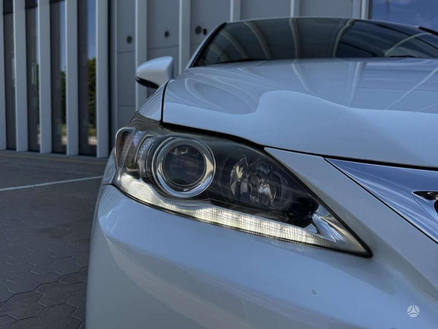 White Lexus CT 200h 2013 in Vilnius, with an engine capacity of 1.80 L and mileage of 190 thousand km for 7500 €, photo 4 on AUTOMOTO.COM.LV