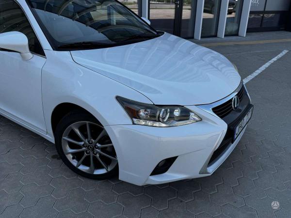 White Lexus CT 200h 2013 in Vilnius, with an engine capacity of 1.80 L and mileage of 190 thousand km for 7500 €, photo 4 on AUTOMOTO.COM.LV