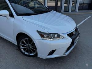 White Lexus CT 200h 2013 in Vilnius, with an engine capacity of 1.80 L and mileage of 190 thousand km for 7500 €, photo 5 on AUTOMOTO.COM.LV