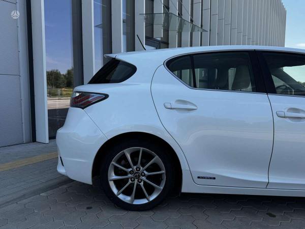White Lexus CT 200h 2013 in Vilnius, with an engine capacity of 1.80 L and mileage of 190 thousand km for 7500 €, photo 5 on AUTOMOTO.COM.LV