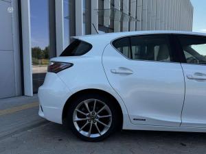 White Lexus CT 200h 2013 in Vilnius, with an engine capacity of 1.80 L and mileage of 190 thousand km for 7500 €, photo 6 on AUTOMOTO.COM.LV