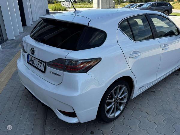 White Lexus CT 200h 2013 in Vilnius, with an engine capacity of 1.80 L and mileage of 190 thousand km for 7500 €, photo 6 on AUTOMOTO.COM.LV