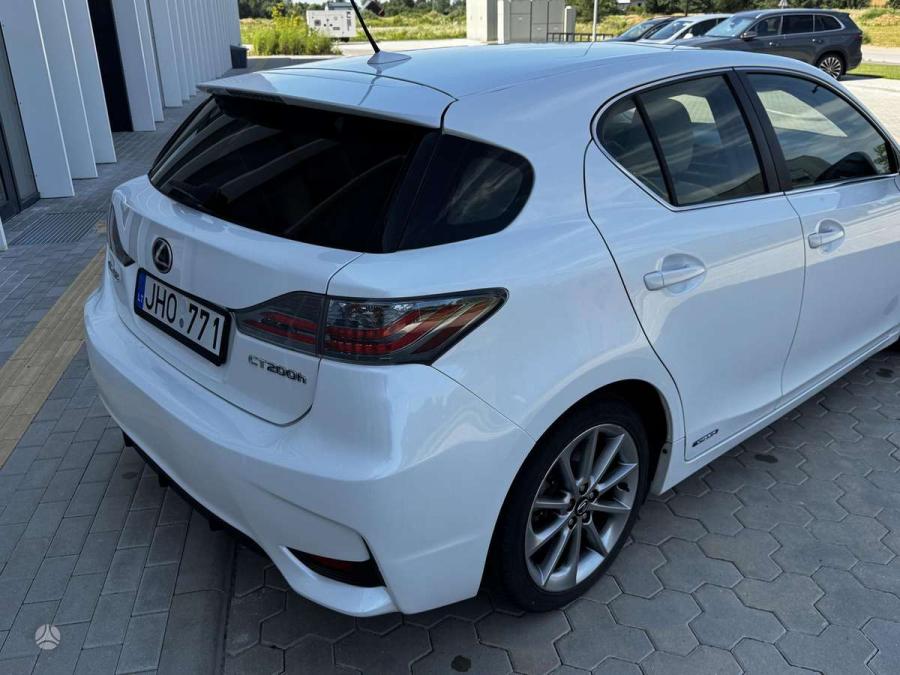 White Lexus CT 200h 2013 in Vilnius, with an engine capacity of 1.80 L and mileage of 190 thousand km for 7500 €, photo 7 on AUTOMOTO.COM.LV