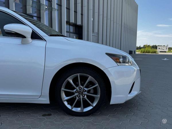 White Lexus CT 200h 2013 in Vilnius, with an engine capacity of 1.80 L and mileage of 190 thousand km for 7500 €, photo 7 on AUTOMOTO.COM.LV