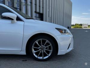 White Lexus CT 200h 2013 in Vilnius, with an engine capacity of 1.80 L and mileage of 190 thousand km for 7500 €, photo 8 on AUTOMOTO.COM.LV