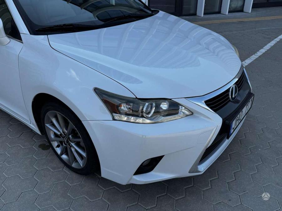 White Lexus CT 200h 2013 in Vilnius, with an engine capacity of 1.80 L and mileage of 190 thousand km for 7500 €, photo 9 on AUTOMOTO.COM.LV