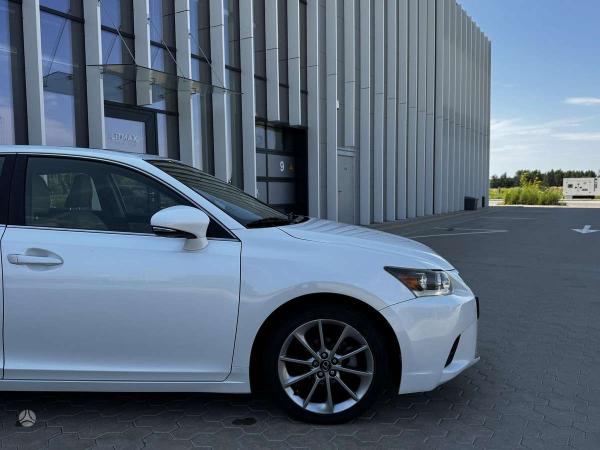 White Lexus CT 200h 2013 in Vilnius, with an engine capacity of 1.80 L and mileage of 190 thousand km for 7500 €, photo 9 on AUTOMOTO.COM.LV