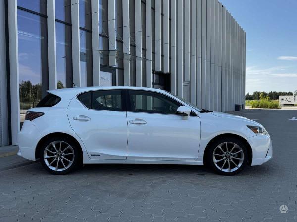 White Lexus CT 200h 2013 in Vilnius, with an engine capacity of 1.80 L and mileage of 190 thousand km for 7500 €, photo 10 on AUTOMOTO.COM.LV