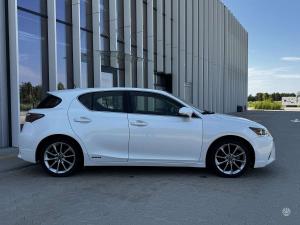 White Lexus CT 200h 2013 in Vilnius, with an engine capacity of 1.80 L and mileage of 190 thousand km for 7500 €, photo 11 on AUTOMOTO.COM.LV