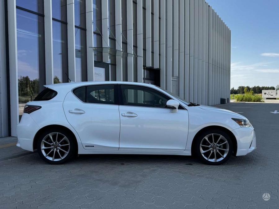 White Lexus CT 200h 2013 in Vilnius, with an engine capacity of 1.80 L and mileage of 190 thousand km for 7500 €, photo 11 on AUTOMOTO.COM.LV