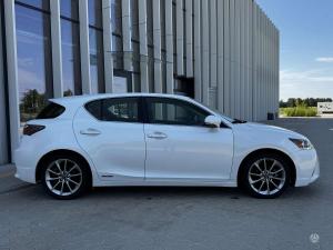 White Lexus CT 200h 2013 in Vilnius, with an engine capacity of 1.80 L and mileage of 190 thousand km for 7500 €, photo 12 on AUTOMOTO.COM.LV