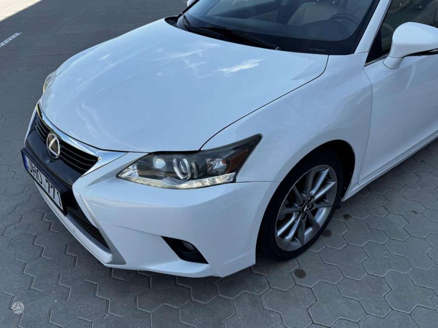 White Lexus CT 200h 2013 in Vilnius, with an engine capacity of 1.80 L and mileage of 190 thousand km for 7500 €, photo 13 on AUTOMOTO.COM.LV