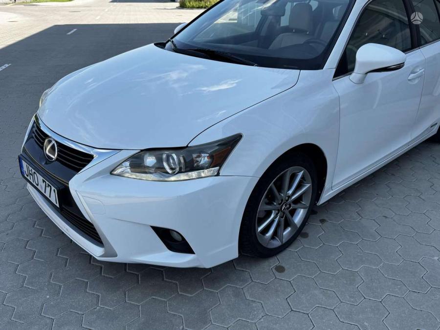 White Lexus CT 200h 2013 in Vilnius, with an engine capacity of 1.80 L and mileage of 190 thousand km for 7500 €, photo 14 on AUTOMOTO.COM.LV