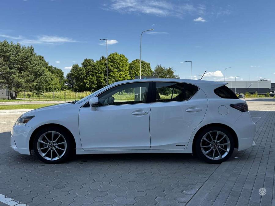 White Lexus CT 200h 2013 in Vilnius, with an engine capacity of 1.80 L and mileage of 190 thousand km for 7500 €, photo 15 on AUTOMOTO.COM.LV