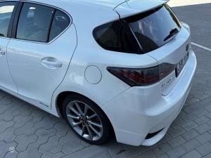White Lexus CT 200h 2013 in Vilnius, with an engine capacity of 1.80 L and mileage of 190 thousand km for 7500 €, photo 16 on AUTOMOTO.COM.LV