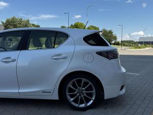 White Lexus CT 200h 2013 in Vilnius, with an engine capacity of 1.80 L and mileage of 190 thousand km for 7500 €, photo 17 on AUTOMOTO.COM.LV