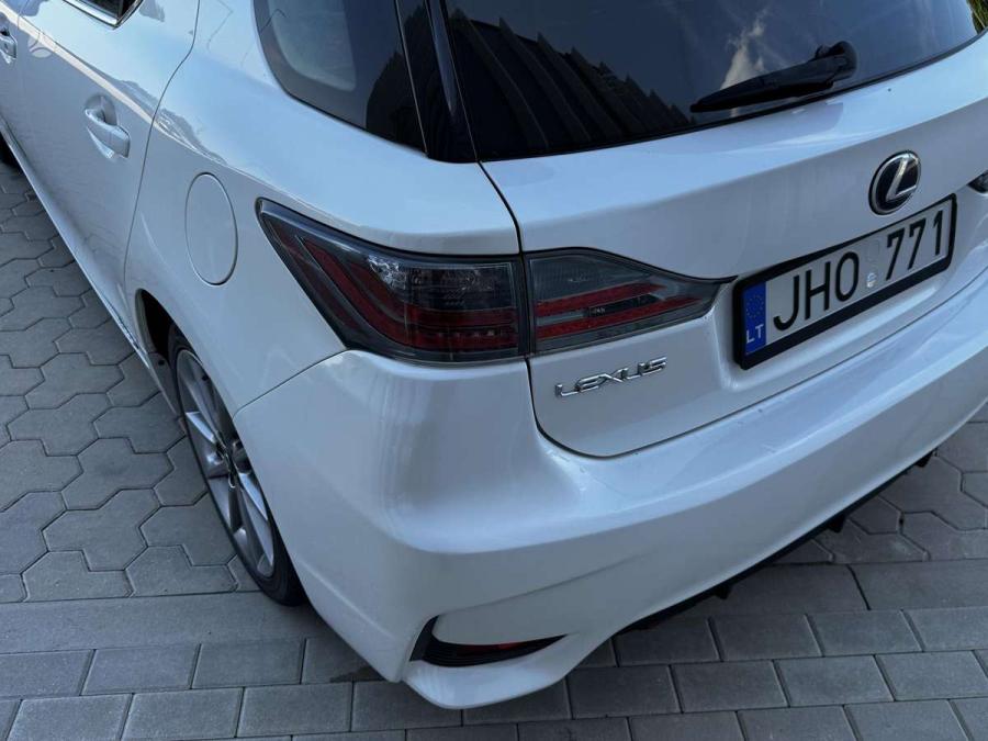 White Lexus CT 200h 2013 in Vilnius, with an engine capacity of 1.80 L and mileage of 190 thousand km for 7500 €, photo 18 on AUTOMOTO.COM.LV