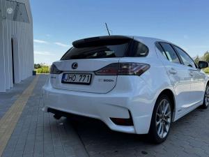 White Lexus CT 200h 2013 in Vilnius, with an engine capacity of 1.80 L and mileage of 190 thousand km for 7500 €, photo 19 on AUTOMOTO.COM.LV