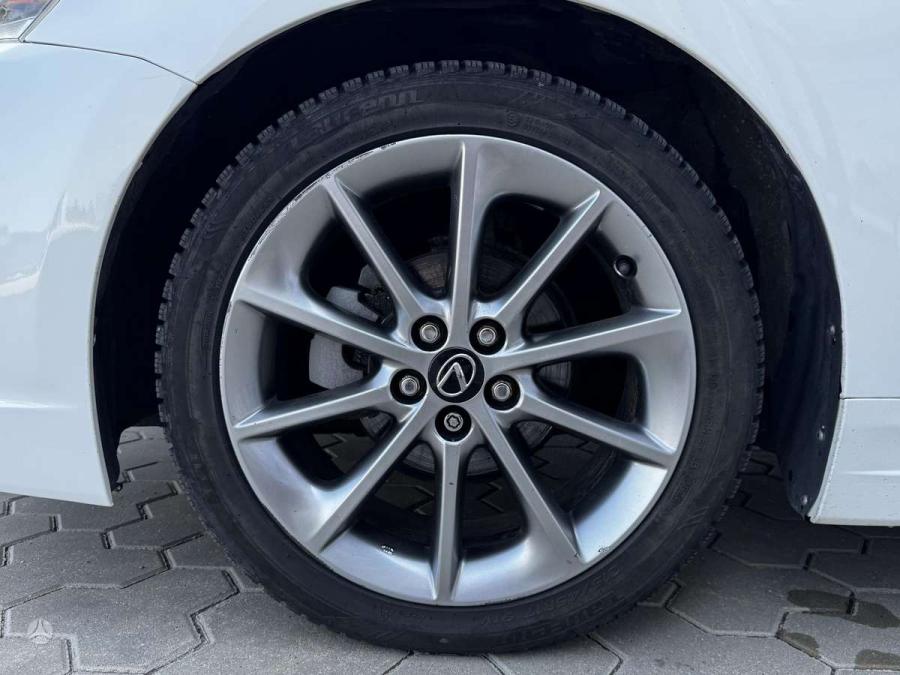 White Lexus CT 200h 2013 in Vilnius, with an engine capacity of 1.80 L and mileage of 190 thousand km for 7500 €, photo 20 on AUTOMOTO.COM.LV