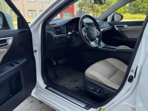White Lexus CT 200h 2013 in Vilnius, with an engine capacity of 1.80 L and mileage of 190 thousand km for 7500 €, photo 23 on AUTOMOTO.COM.LV